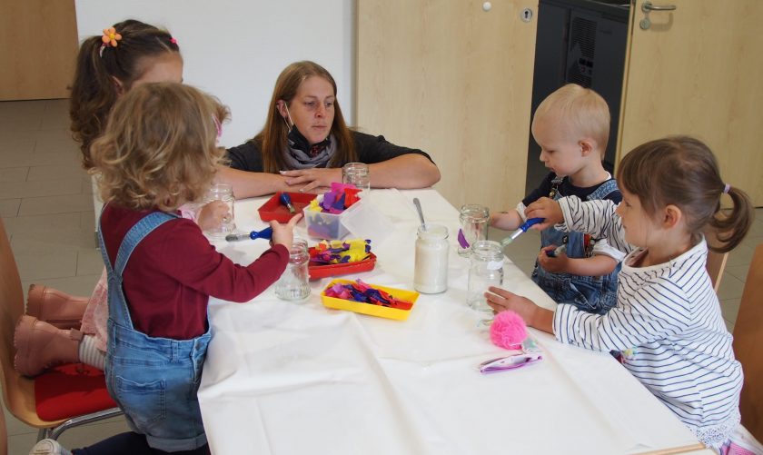 Persönlicher Austausch, viele Kinder und eine muntere Bastelstunde ...