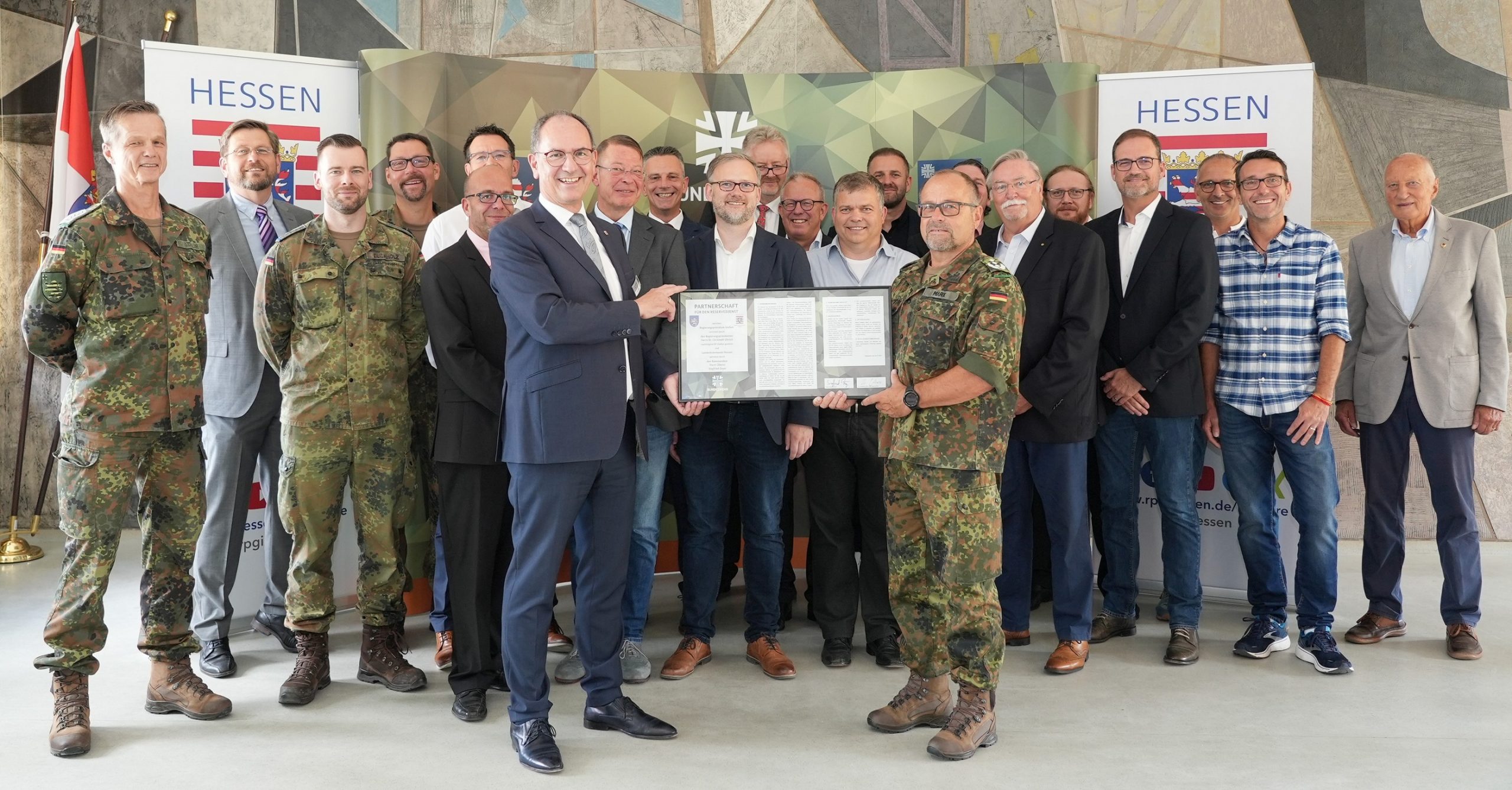 Regierungspräsidium Gießen und Landeskommando Hessen verleihen Urkunden ...