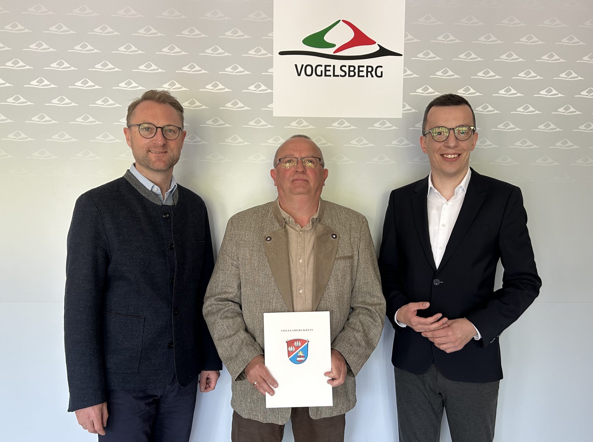 Landrat Dr. Mischak gratuliert Klaus Weitzel zum 40-jährigen ...